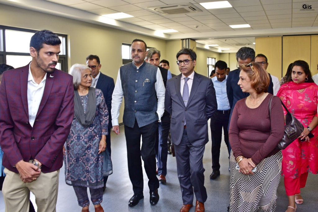 Indian Foreign Secretary visits New Civil Service College site in Réduit
