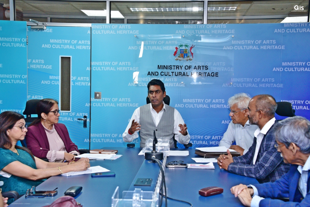 Minister Teeluck chairs first meetings on Professional in Arts Council ...