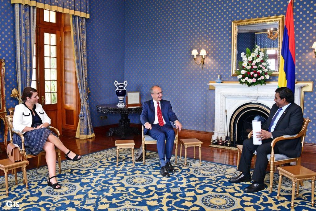 Newly appointed French Ambassador presents his credentials to President ...