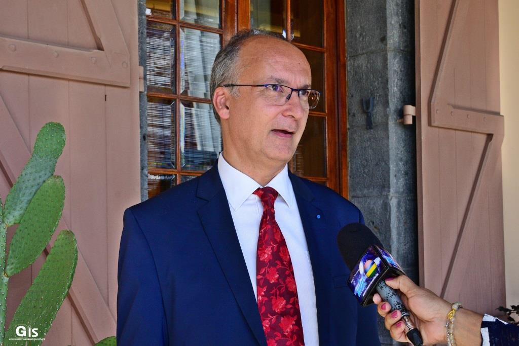 Newly appointed French Ambassador presents his credentials to President ...
