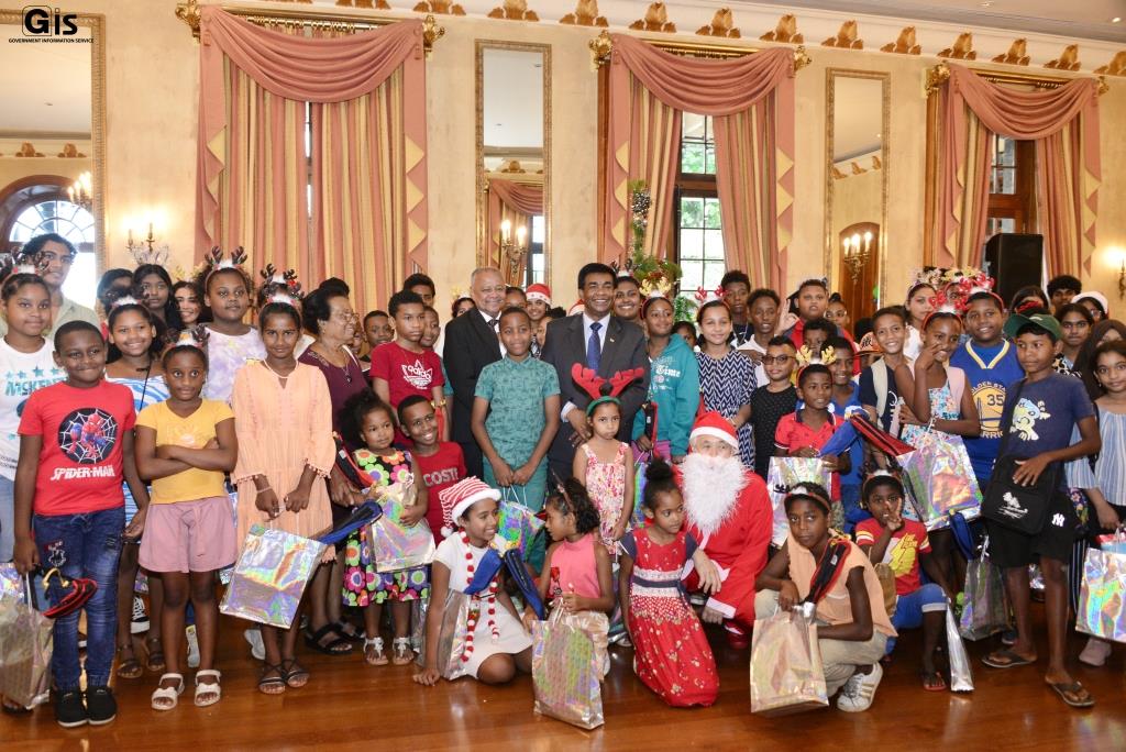 President Roopun receives children at the State House for Christmas ...