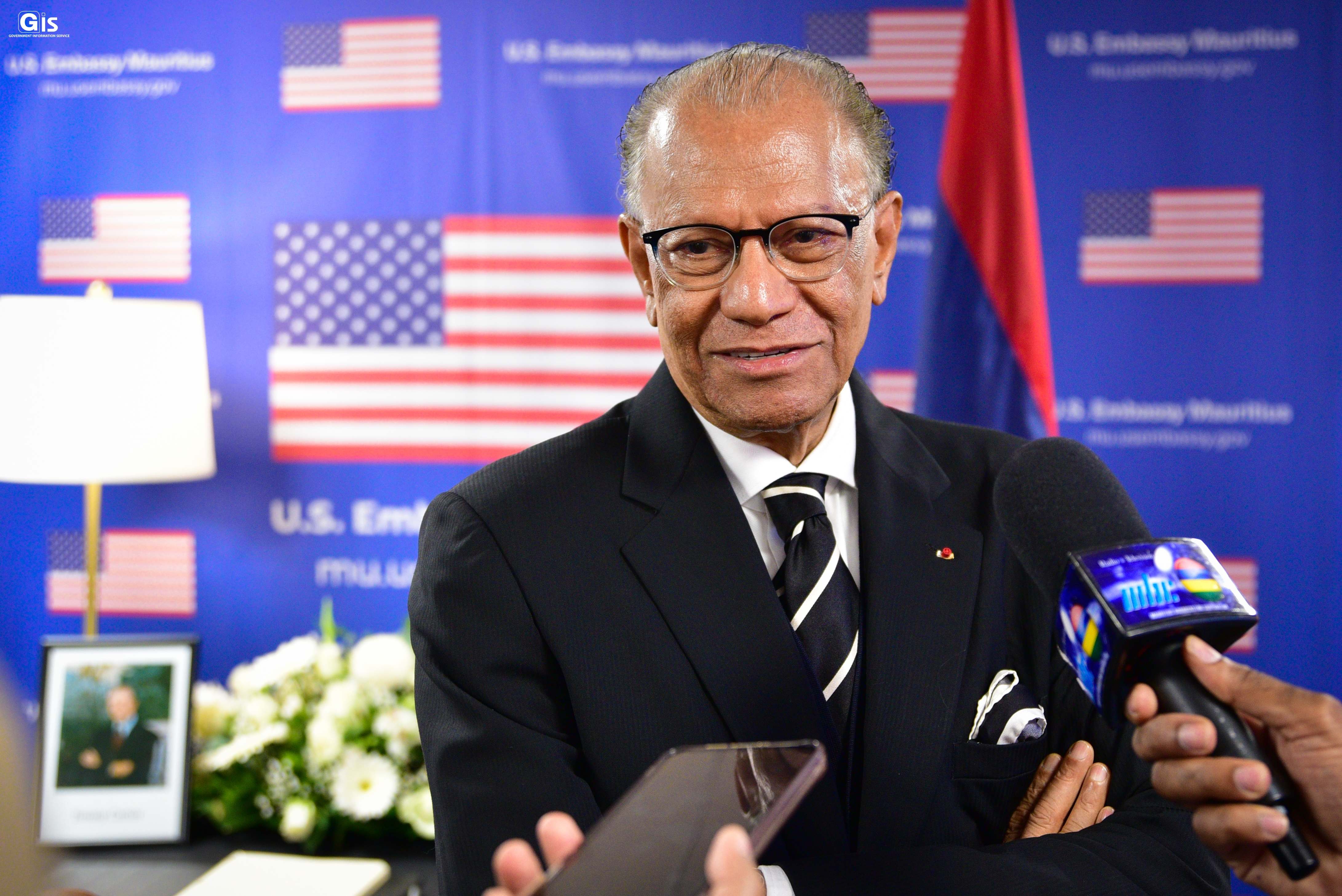 Prime Minister Ramgoolam signs Condolence Book honouring former U.S ...