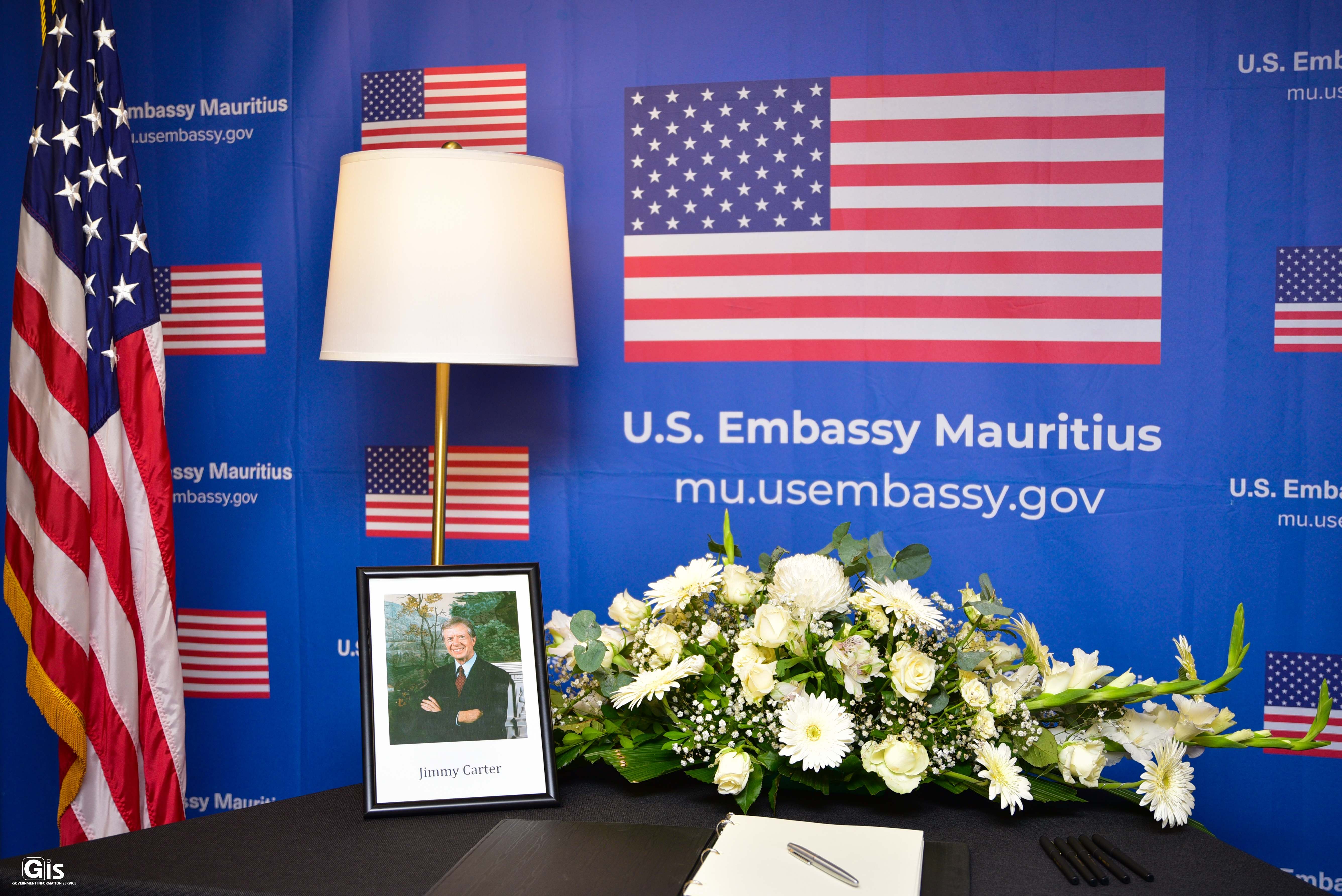 Prime Minister Ramgoolam signs Condolence Book honouring former U.S. President Jimmy Carter